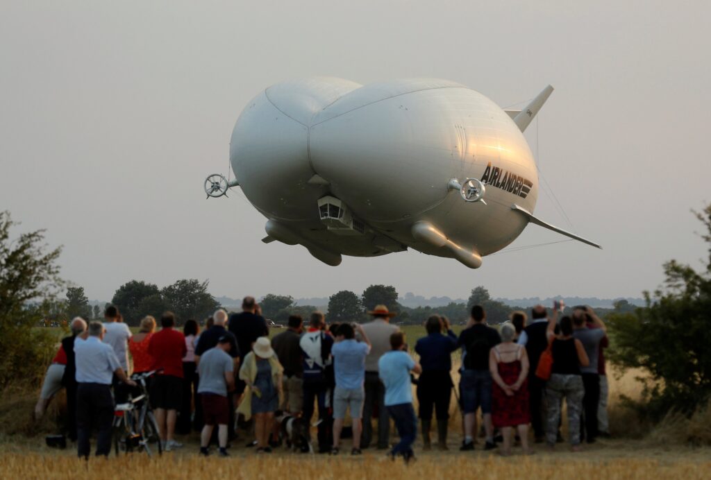 📽️ Dünyanın en büyük uçağı bir zeplin; test uçuşlarına başladı ve uçuşa ...